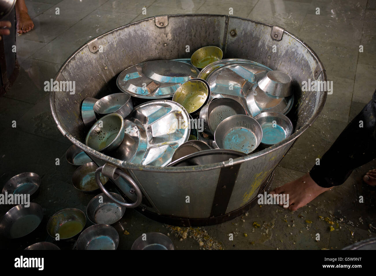Wash dishes india hi-res stock photography and images - Alamy
