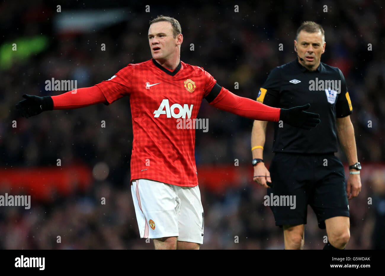 Manchester United's Wayne Rooney reacts as referee Mark Halsey Stock ...