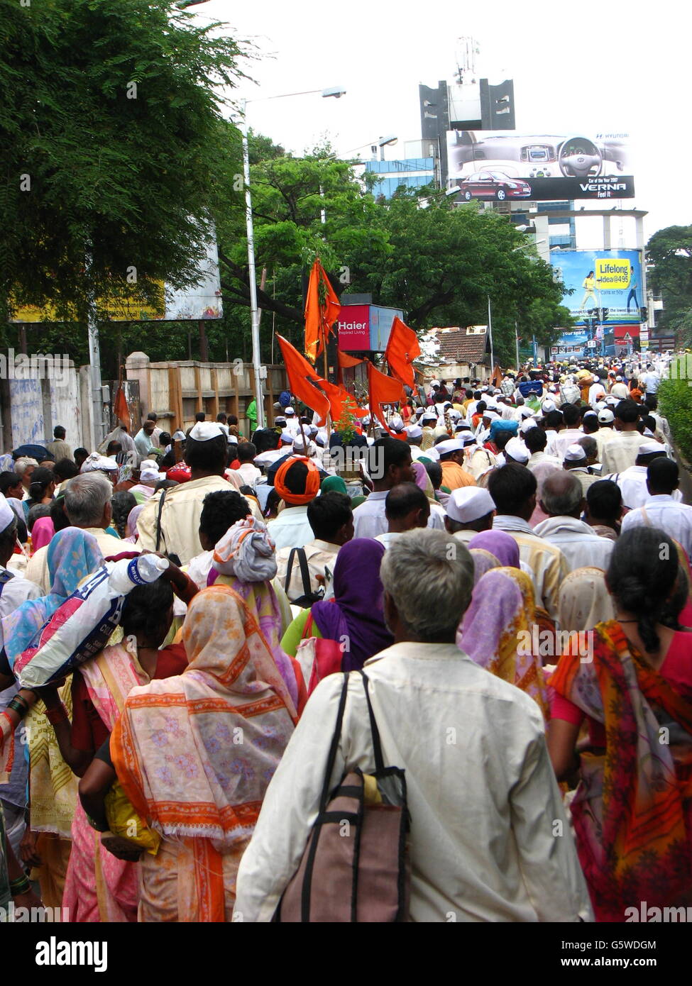 Warkaris during the Wari pilgrimmage in India Stock Photo - Alamy