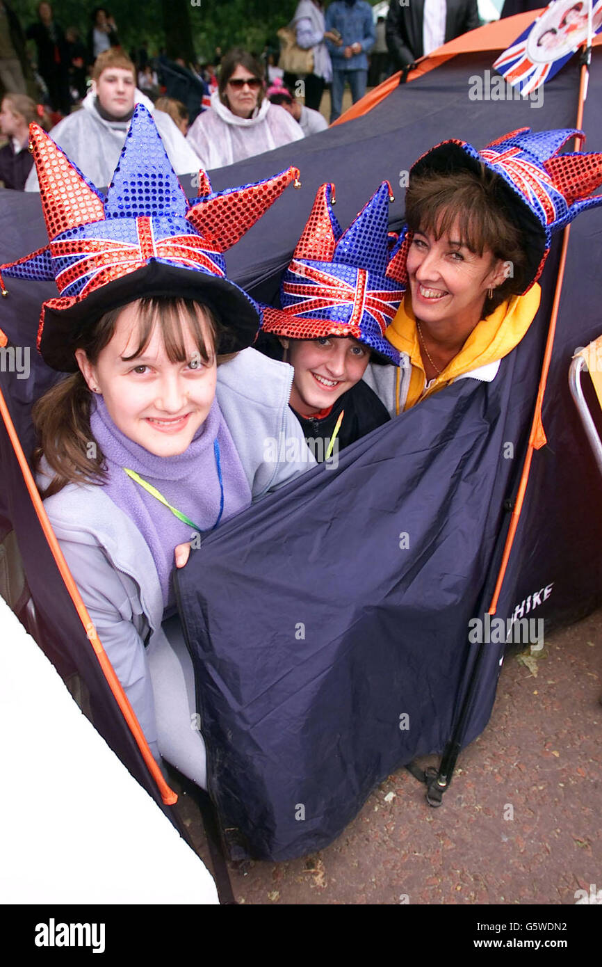 Golden jubilee procession buckingham hi-res stock photography and ...
