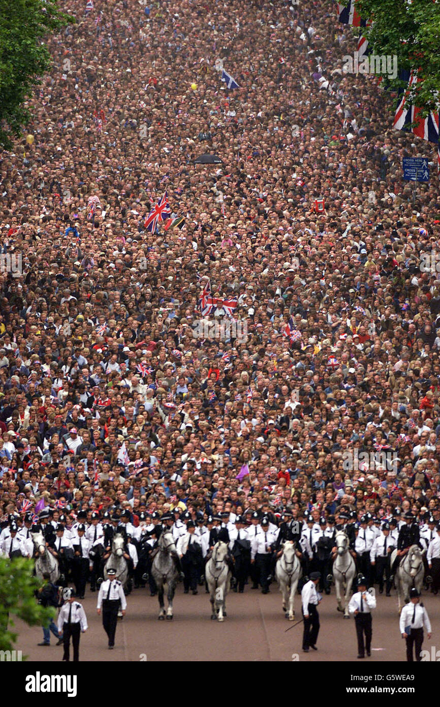 The view buckingham palace crowds wait in mall concorde hi-res stock ...