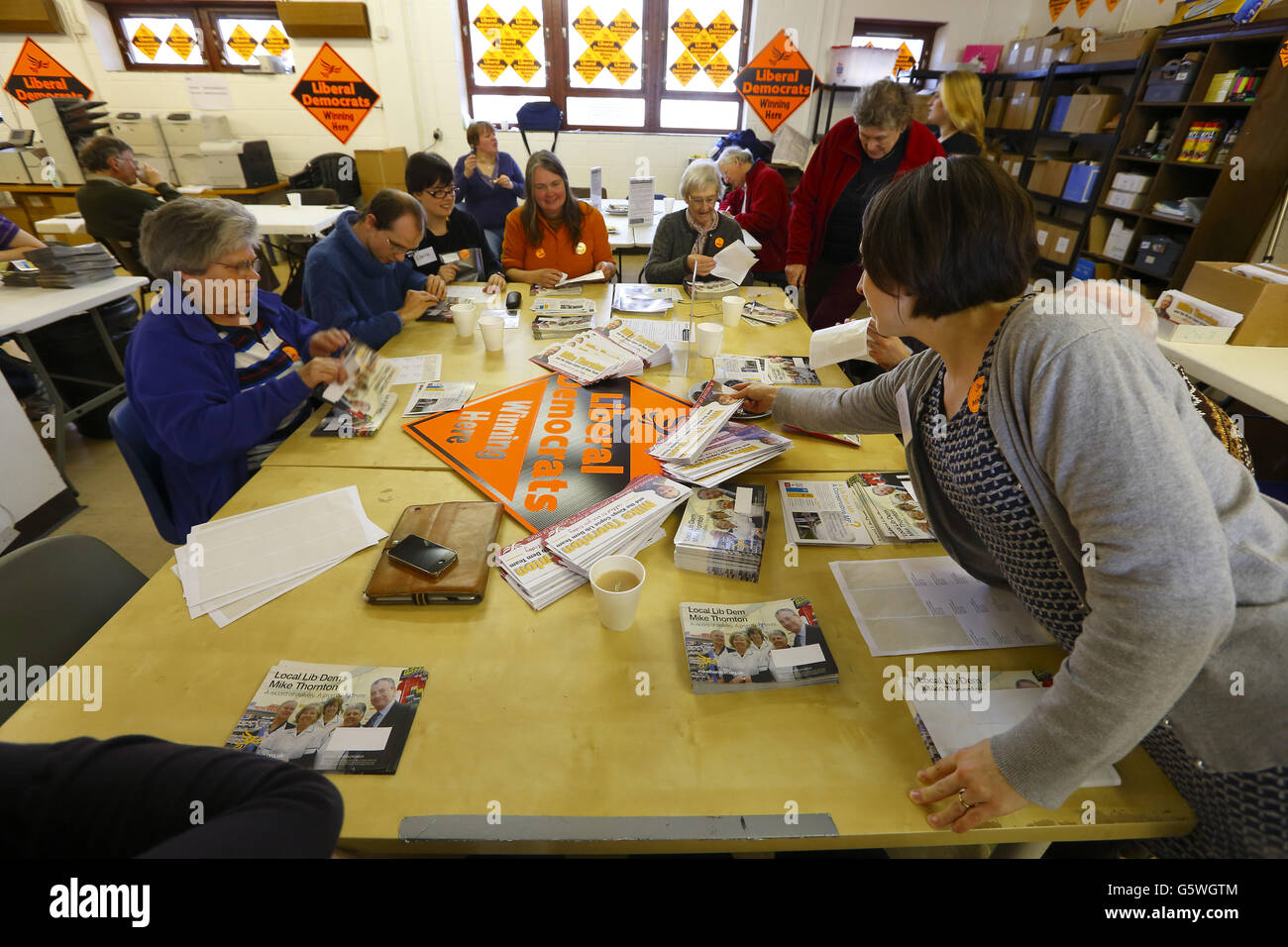 Campaign headquarters volunteers hi-res stock photography and images ...