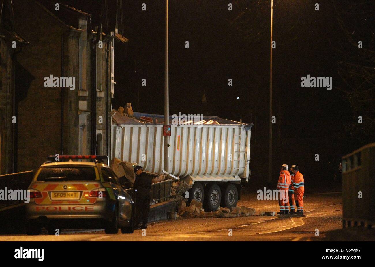 Lorry crashes into house hi-res stock photography and images - Alamy