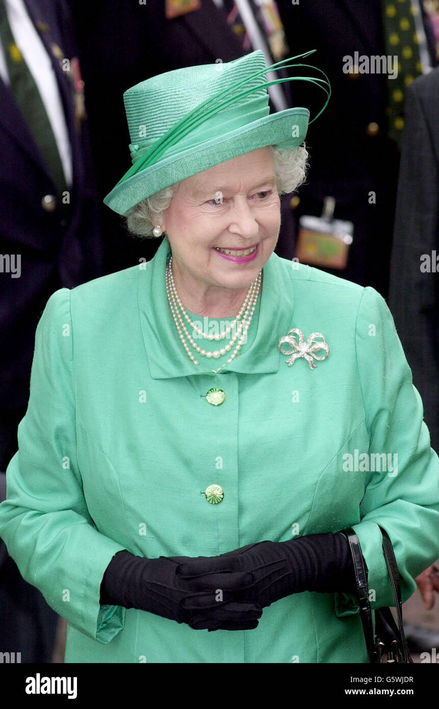 Queen elizabeth ii walks through slough town centre in berkshire hi-res ...