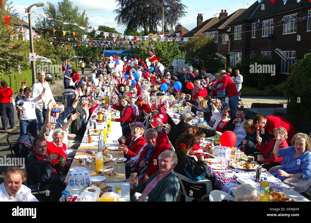 Golden jubilee street party hi-res stock photography and images - Alamy