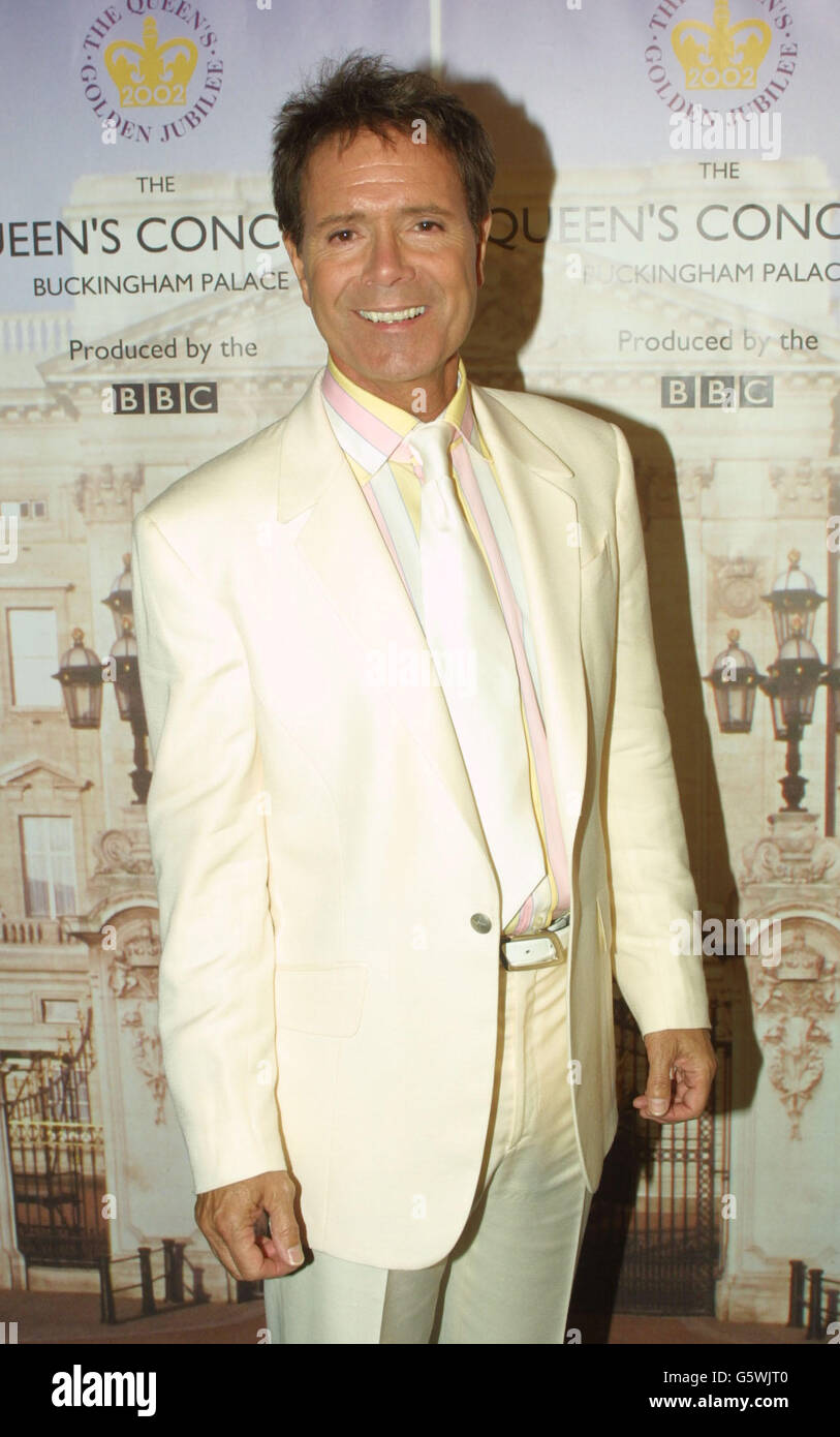 Cliff richard queen elizabeth hi-res stock photography and images - Alamy