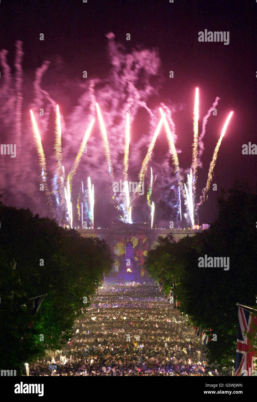 Union flag over palace hi-res stock photography and images - Alamy