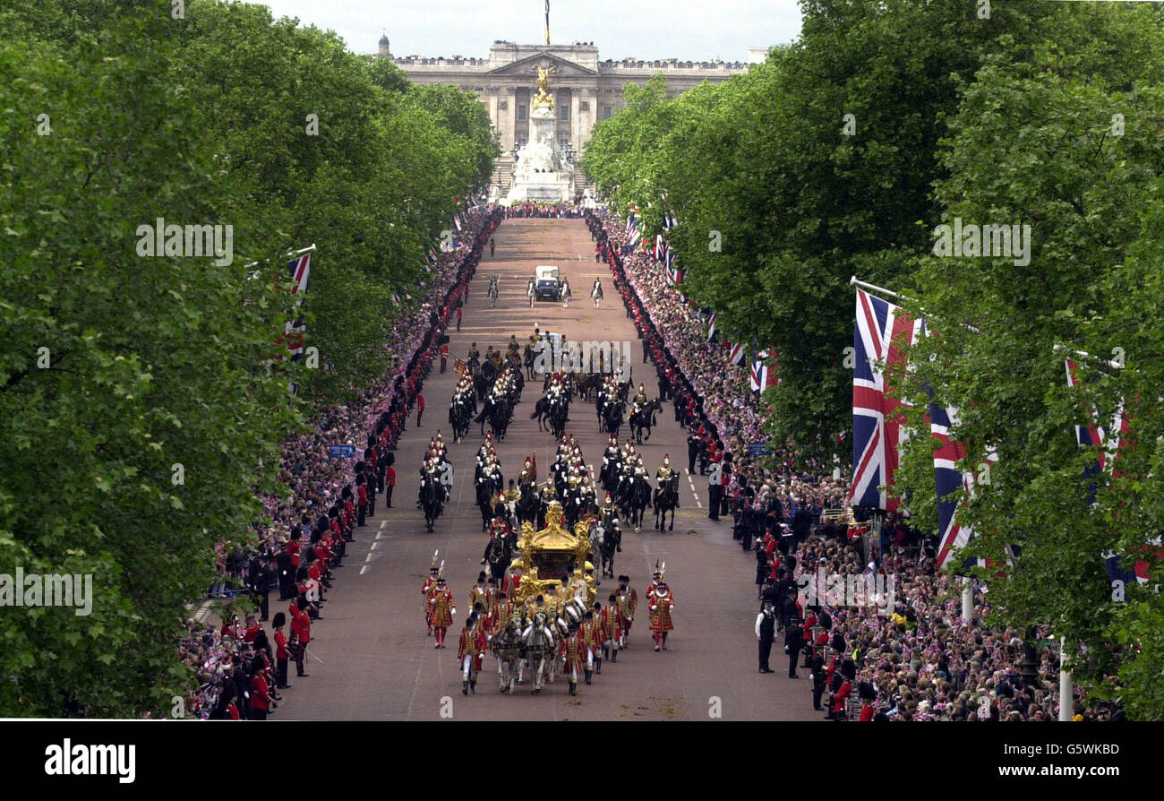 Golden Coach carrying Queen Elizabeth II during the Golden Jubilee ...