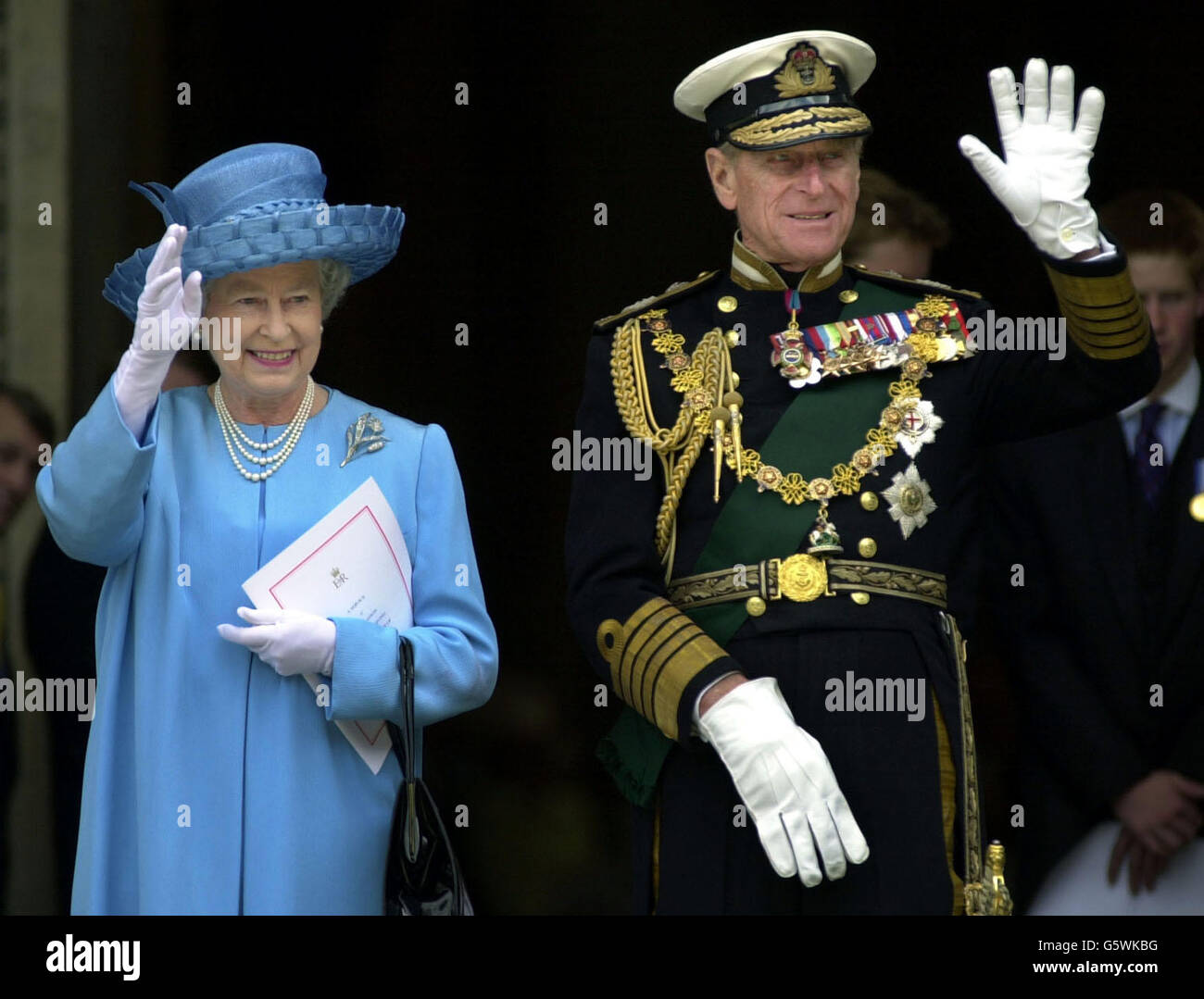 Queen elizabeth ii duke edinburgh wave steps st pauls cathedral hi-res ...