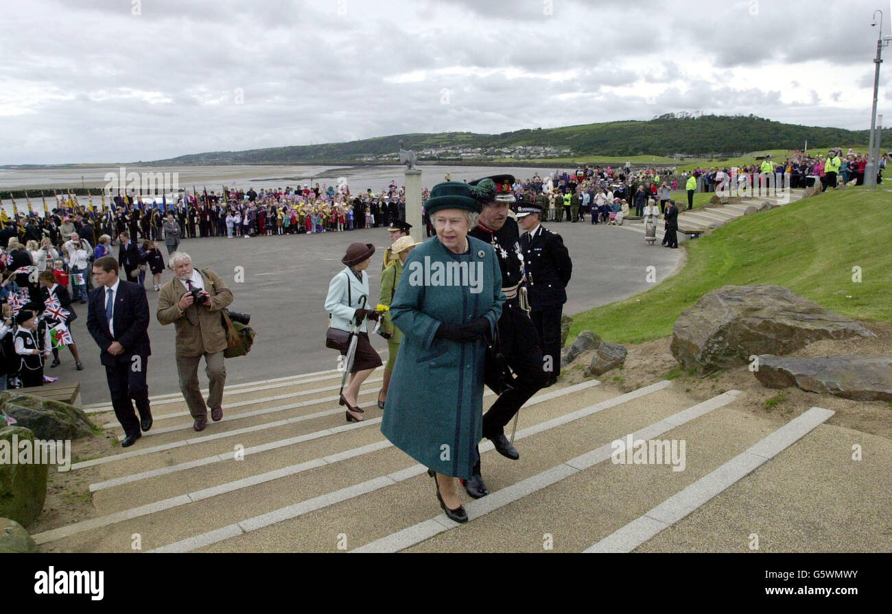 Britain's Queen Elizabeth II with the Chairman of the Millennium ...
