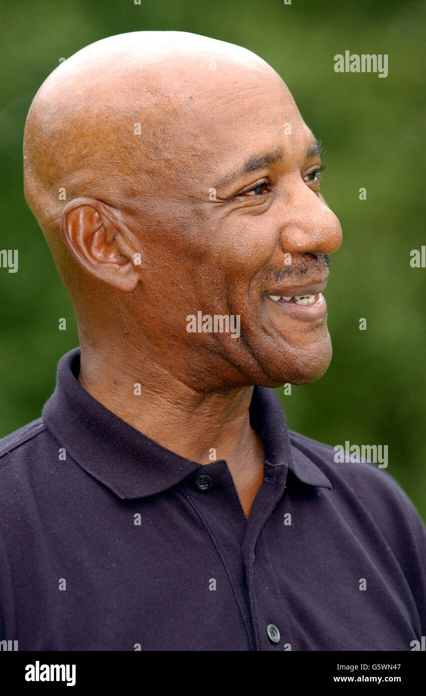 Bobby moore shoulders world cup hi-res stock photography and images - Alamy