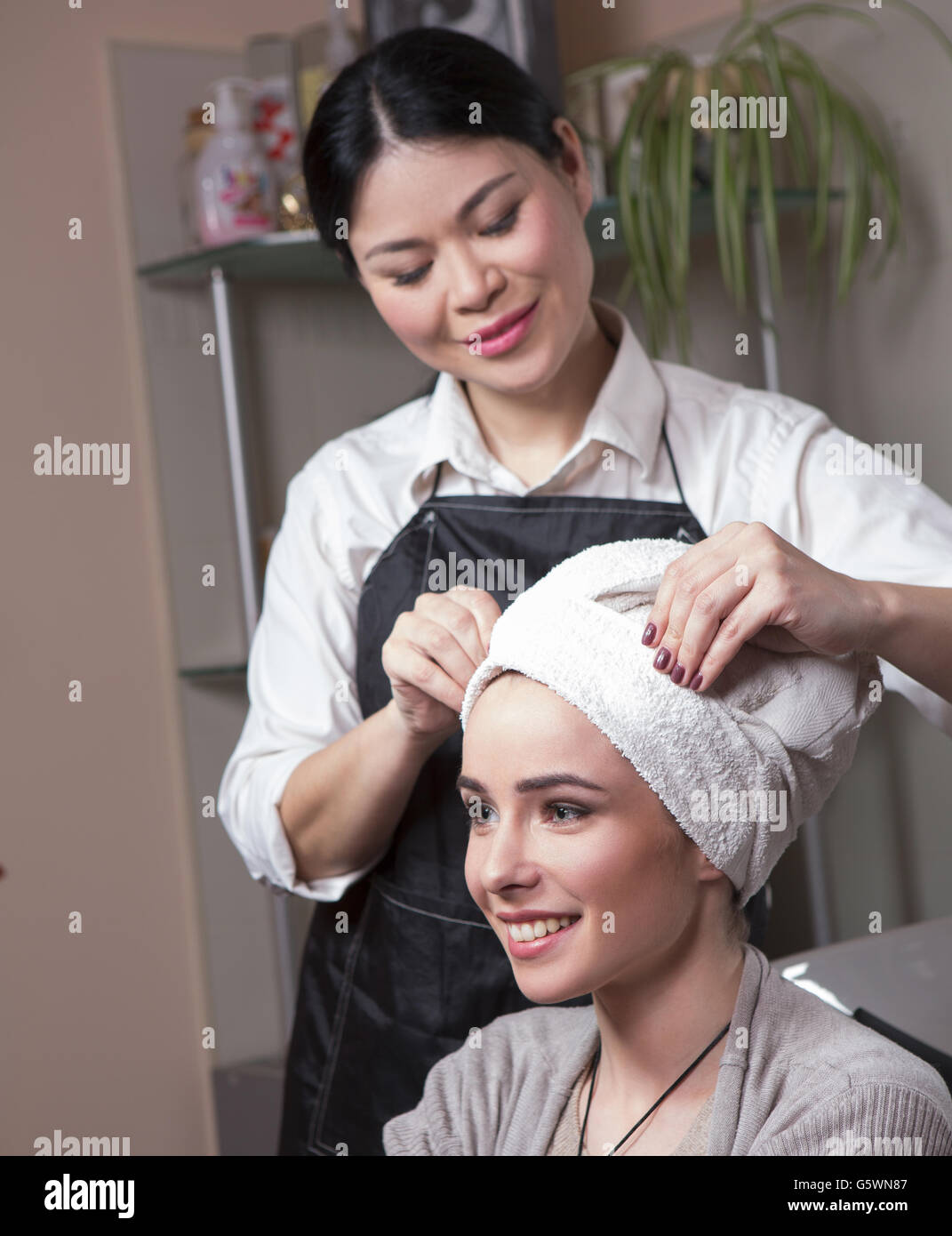 Lady at hair salon hi-res stock photography and images - Alamy