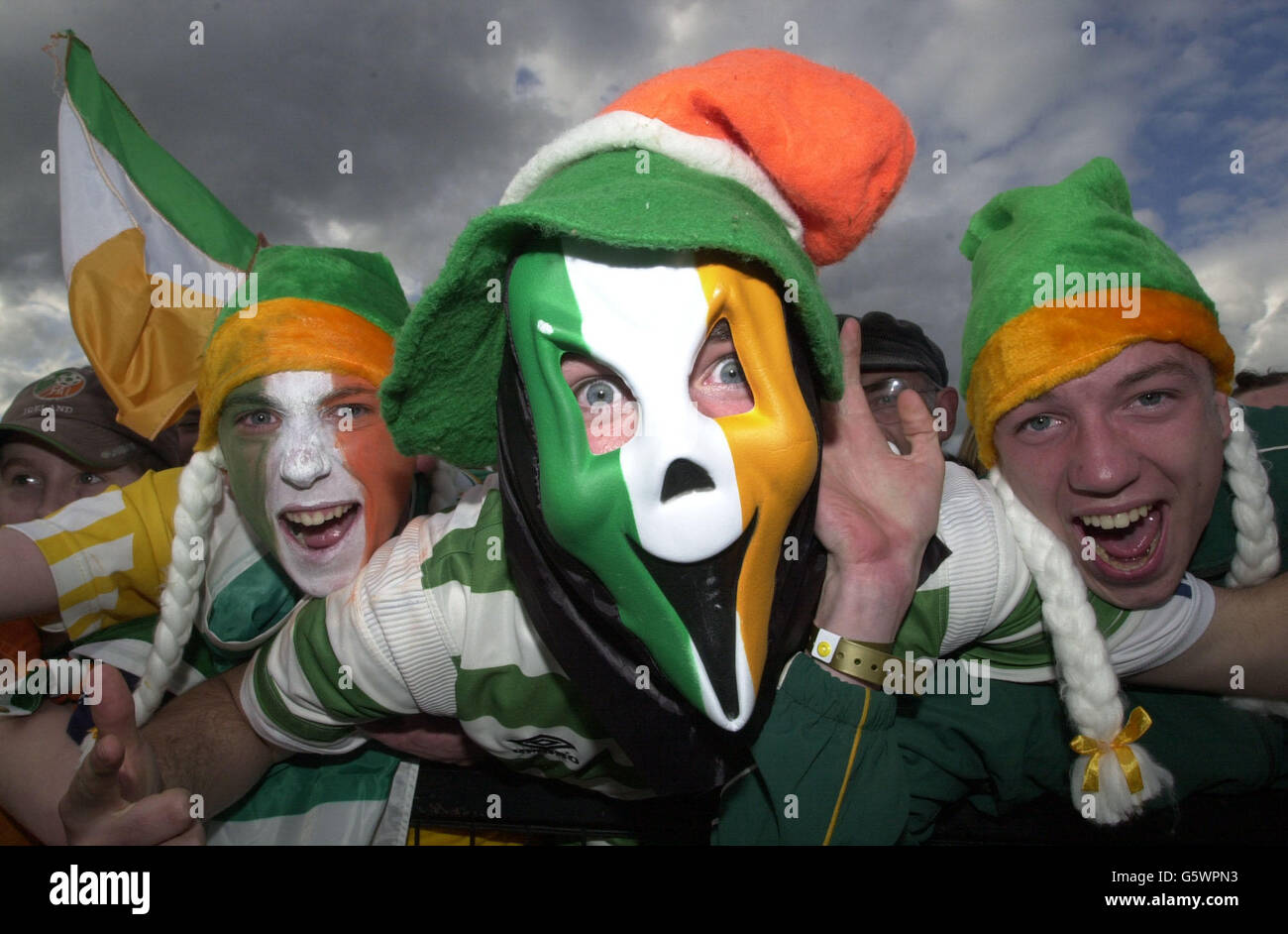 Irish football fans cheering hi-res stock photography and images - Alamy