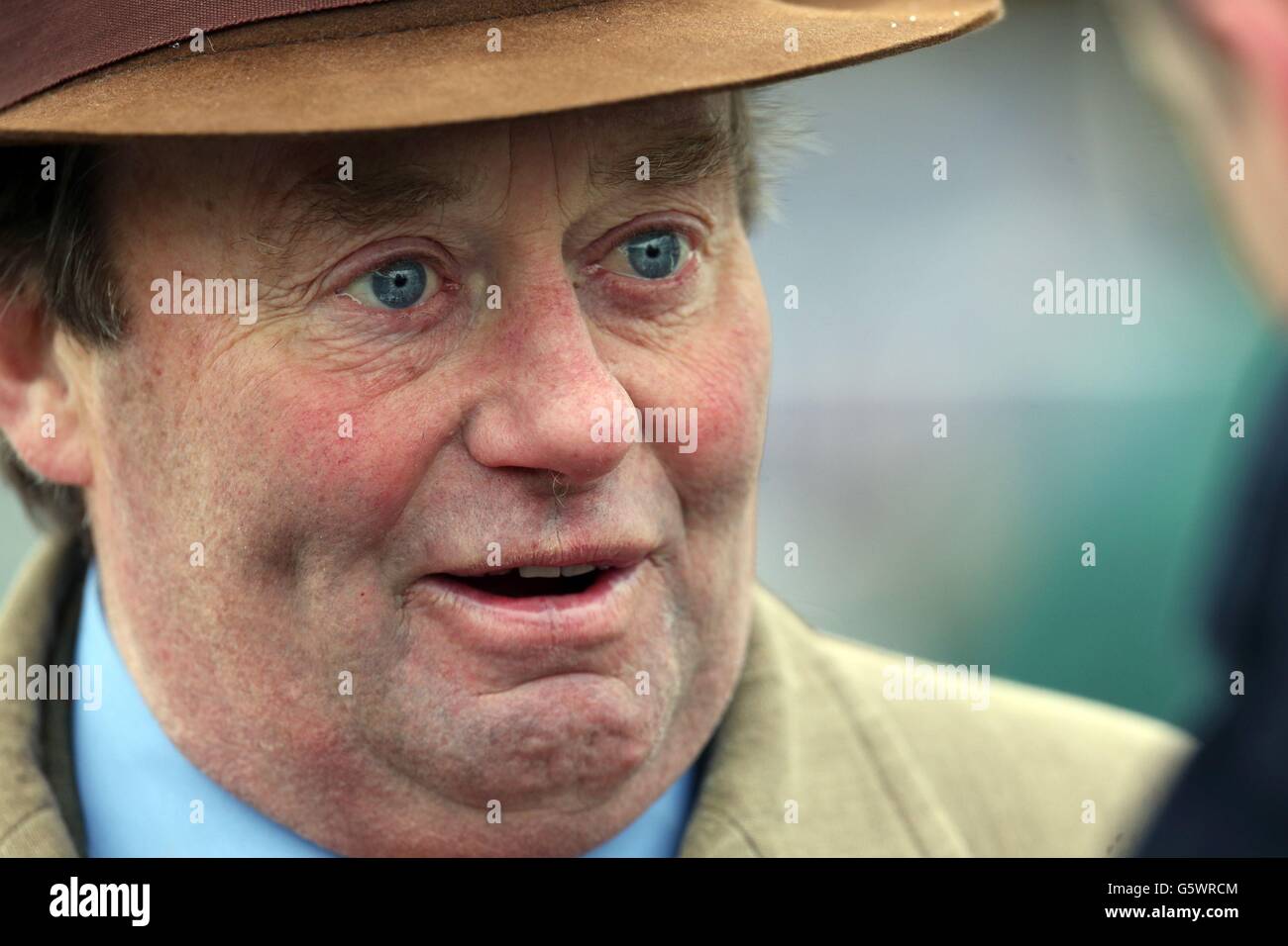 Horse racing racing plus chase day kempton park racecourse hi-res stock ...