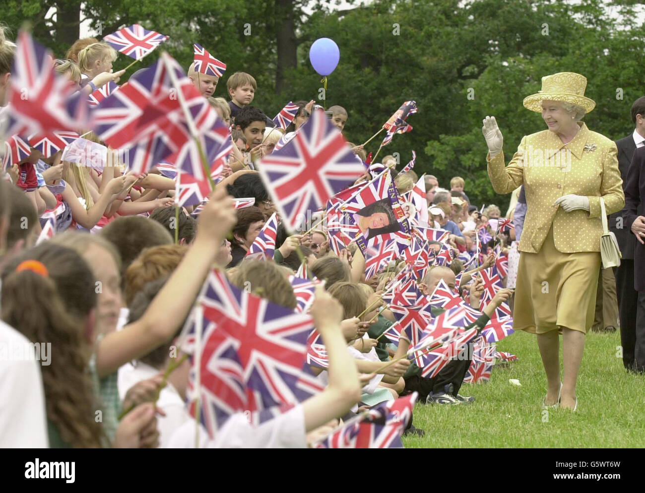 Britain's Queen Elizabeth II gets a warm welcome from thousands of ...