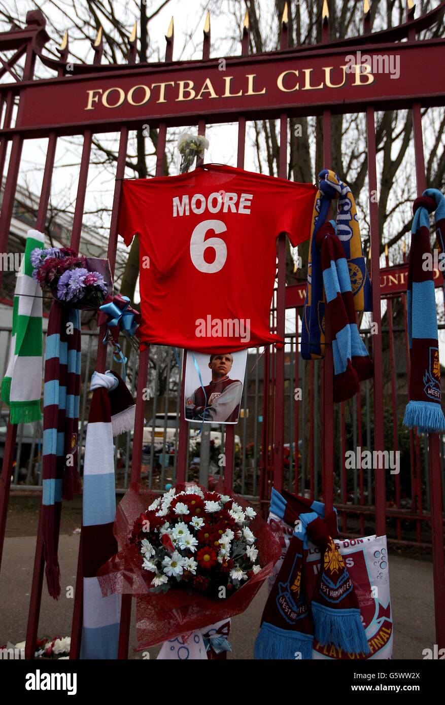 Tributes bobby moore hi-res stock photography and images - Alamy
