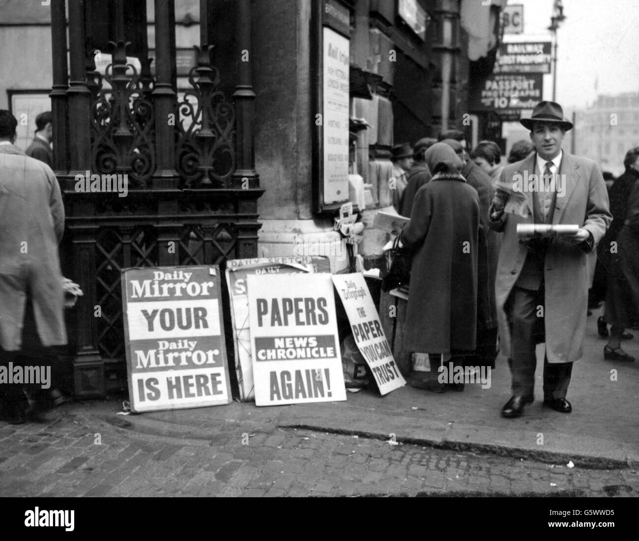 Media - National Press Strike Ends - Newspaper Sellers - Charing Cross ...