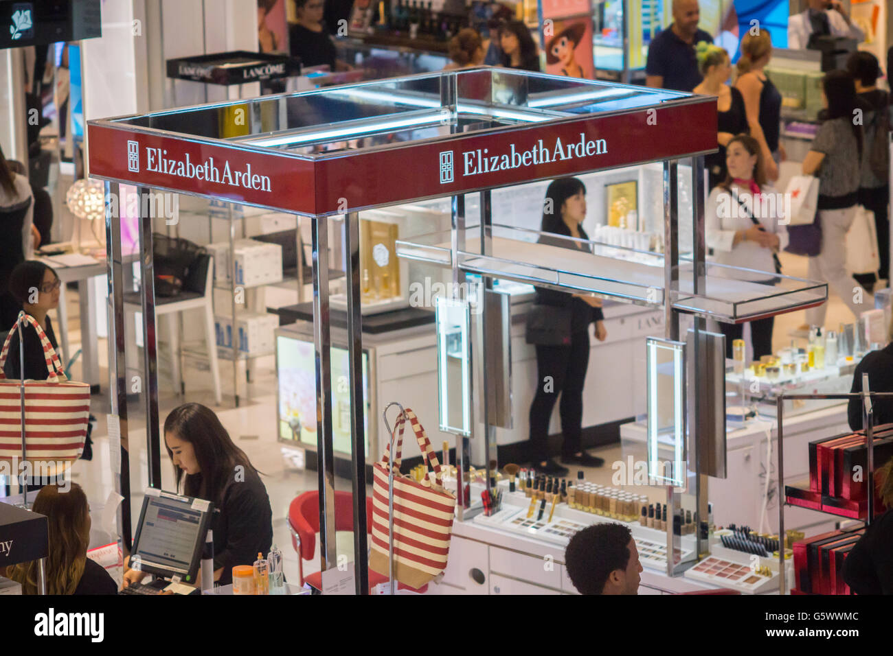 Elizabeth arden store hi-res stock photography and images - Alamy