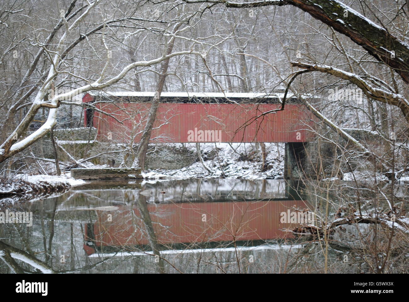 Red covered bridge in snow hi-res stock photography and images - Alamy