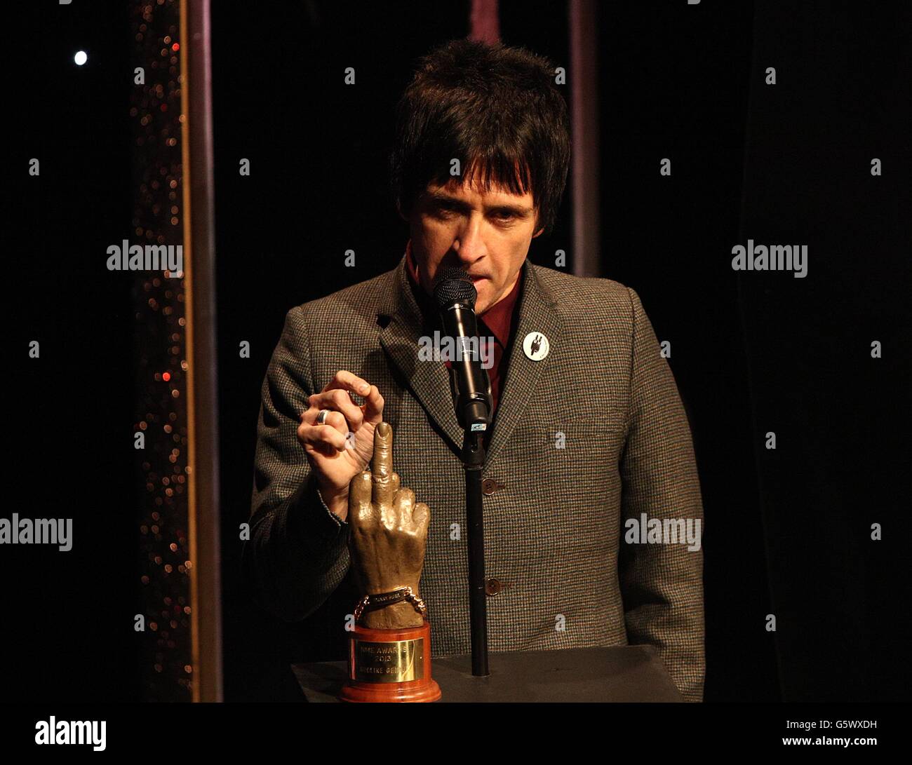 Johnny marr collects godlike genius award on stage nme awards hi-res ...