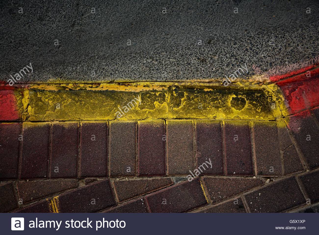 Yellow Painted Curb Stock Photos & Yellow Painted Curb Stock Images - Alamy