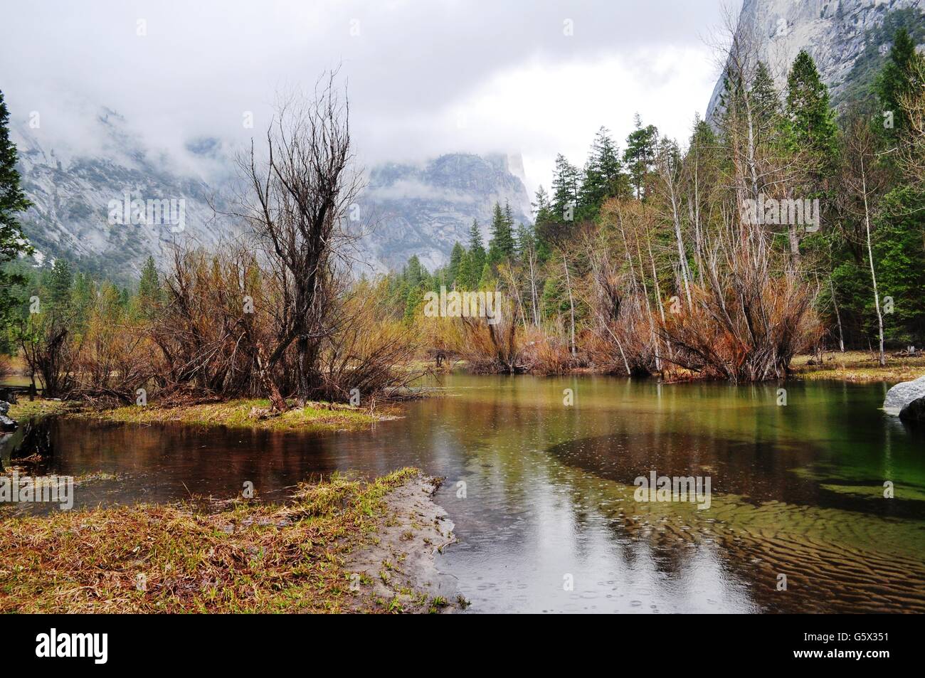 mirror lake yosemite national park Stock Photo - Alamy