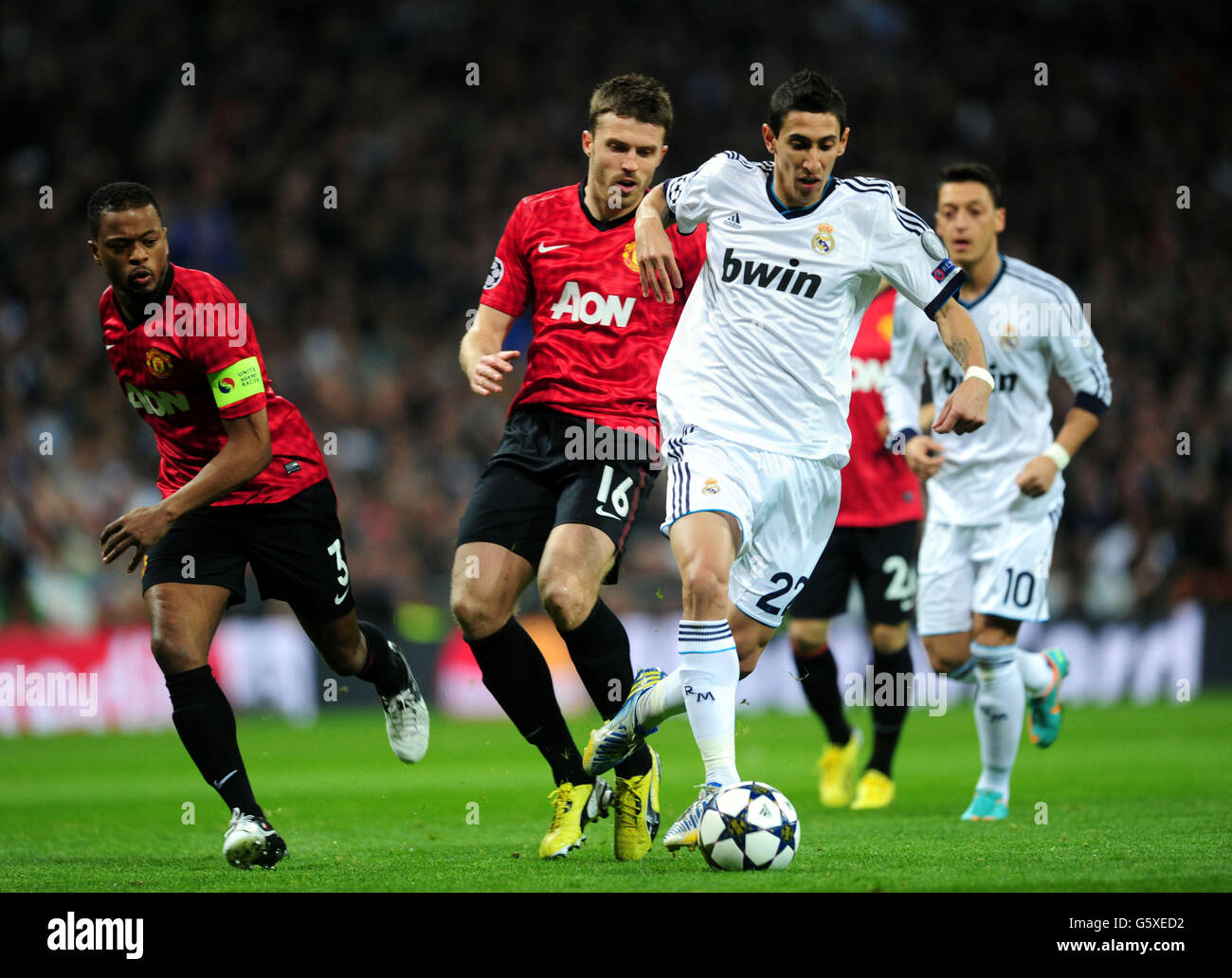 Manchester United's Michael Carrick and Real Madrid's Angel Di Maria ...