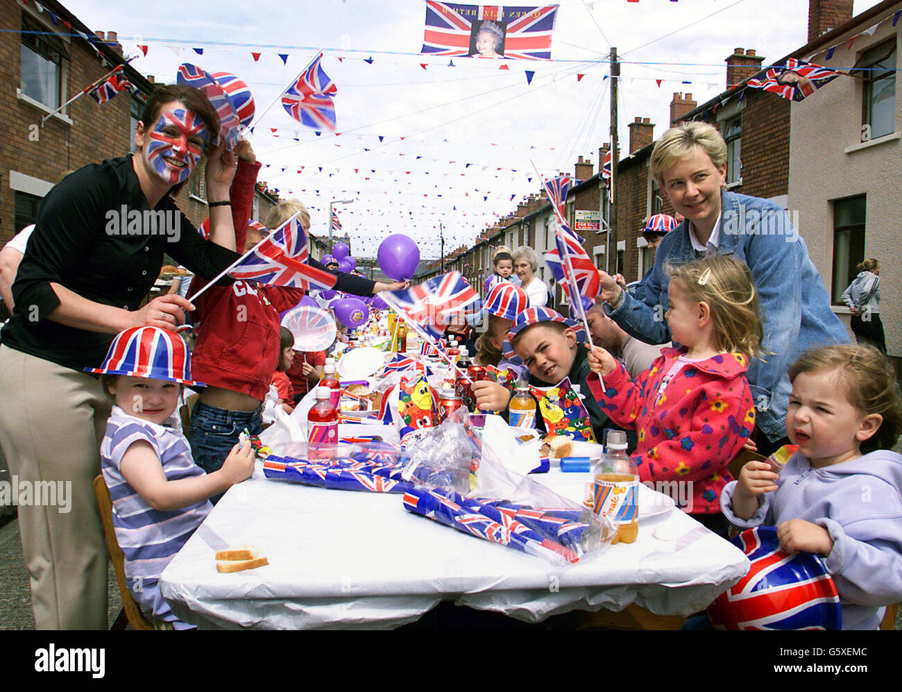 Locals celebrate Queen Elizabeth II's Golden Jubilee at a street party ...