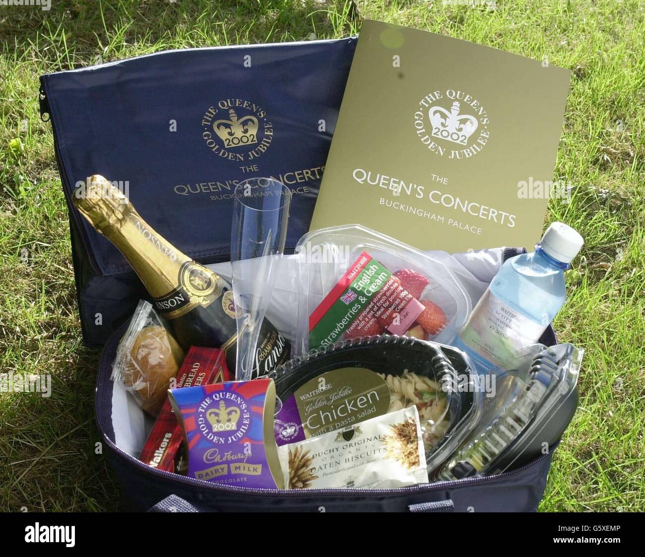 Mail on sunday rota royal hamper queenjubilee50 hi-res stock ...