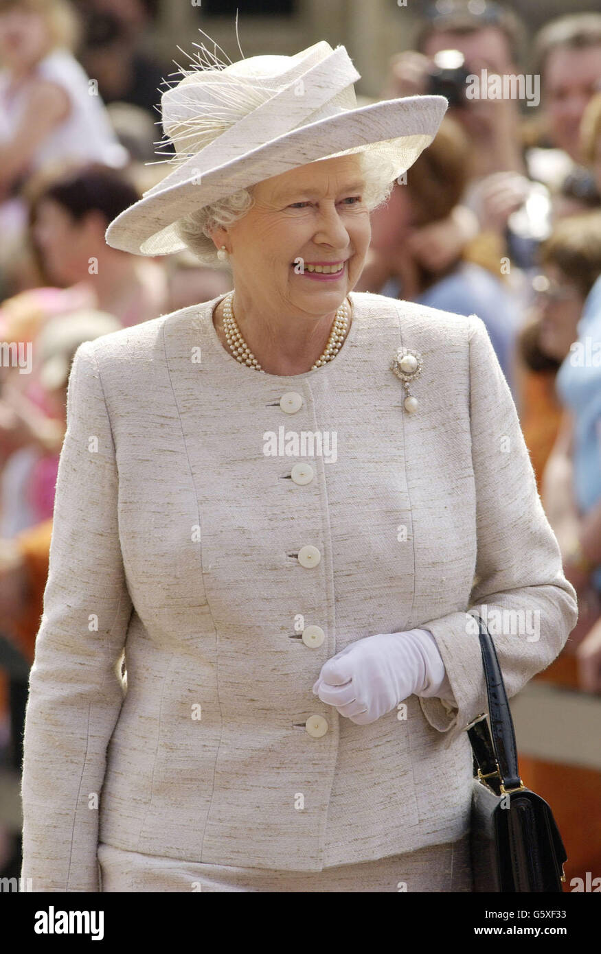 Queen elizabeth ii greets crowds in grounds windsor castle hi-res stock ...