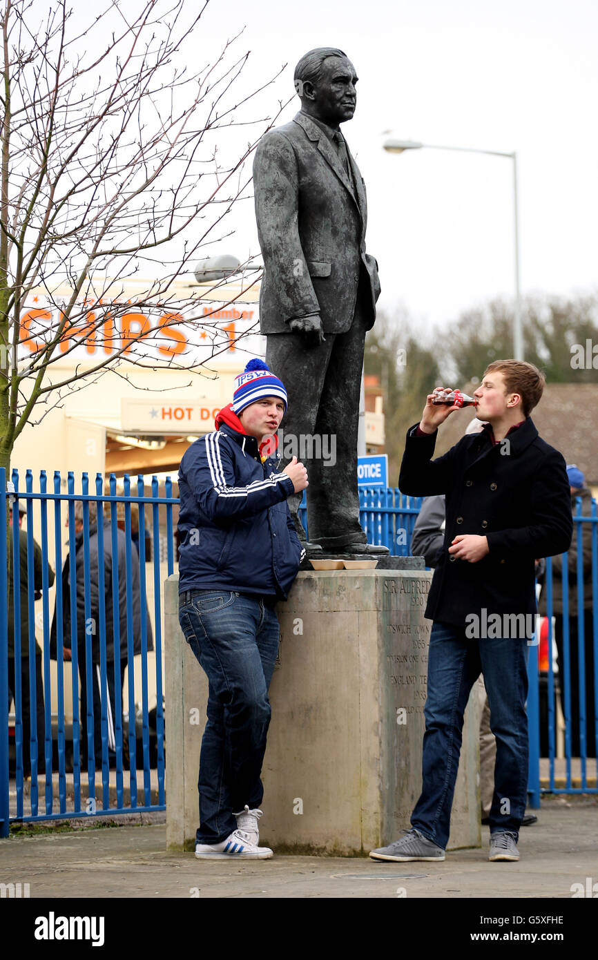 Fans outside portman road stadium hi-res stock photography and images ...