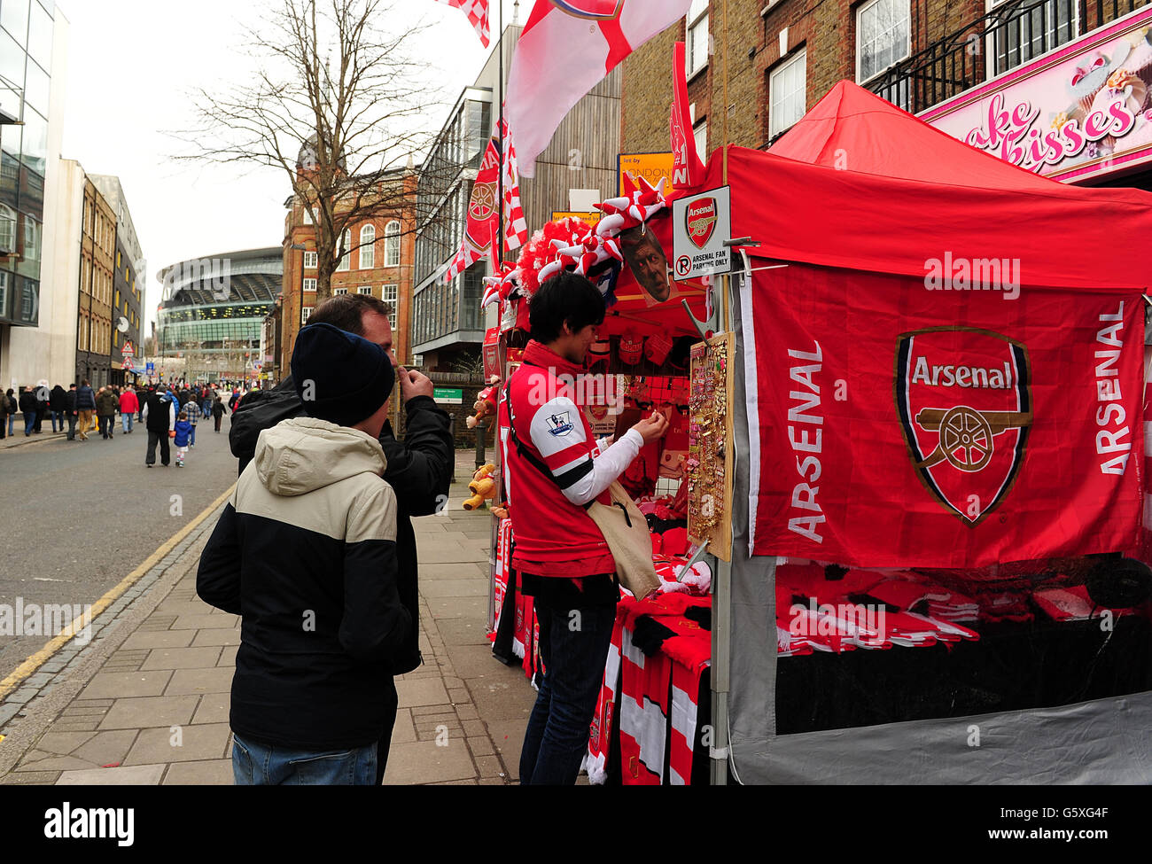 Emirates stadium fans hi-res stock photography and images - Alamy
