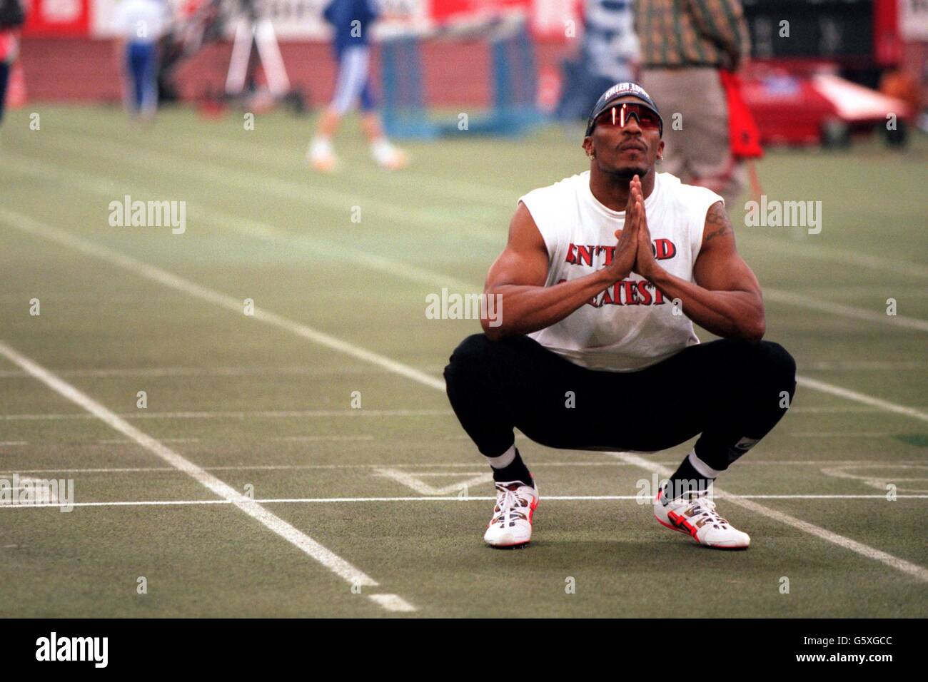 Darnell Hall, USA, 400m, praying. God, religion, Christian, religious ...