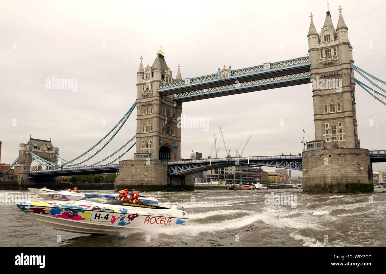 Boats pass through tower bridge hi-res stock photography and images - Alamy
