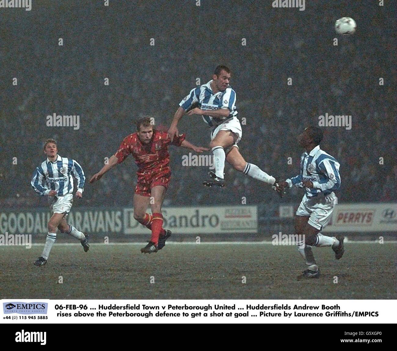 Actionraction football hi-res stock photography and images - Alamy