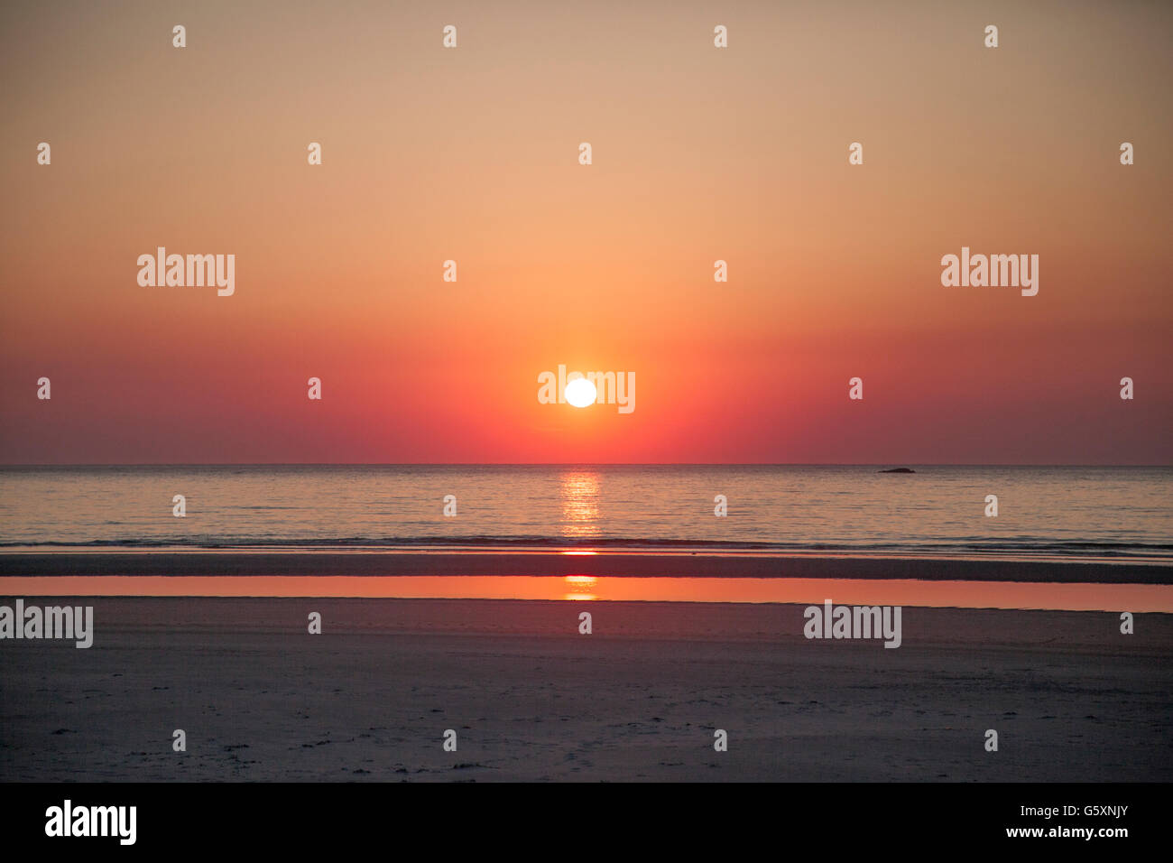 Golden sunset at beach hi-res stock photography and images - Alamy
