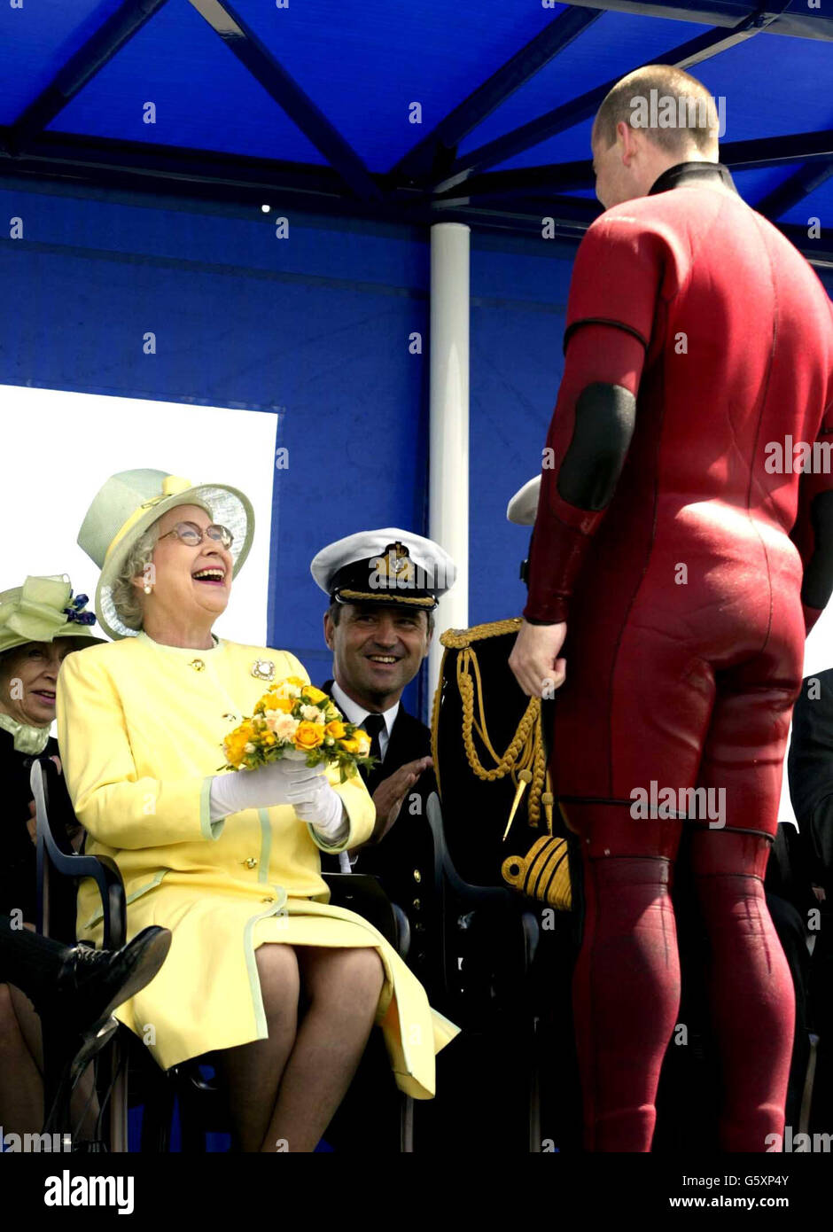 Queen elizabeth ii laughing hi-res stock photography and images - Alamy