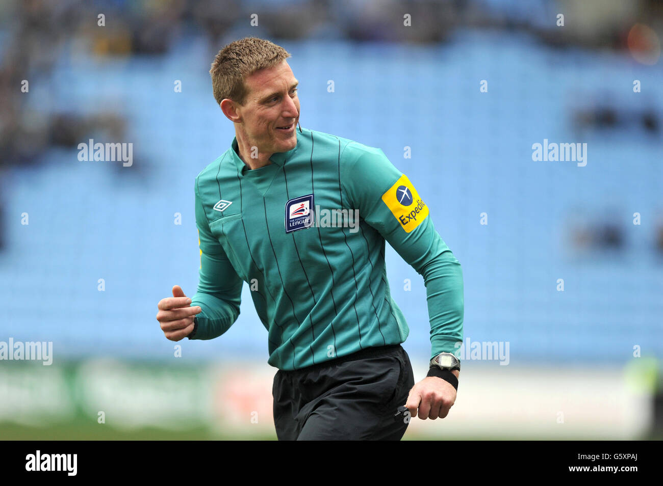 Match referee darren sheldrake hi-res stock photography and images - Alamy