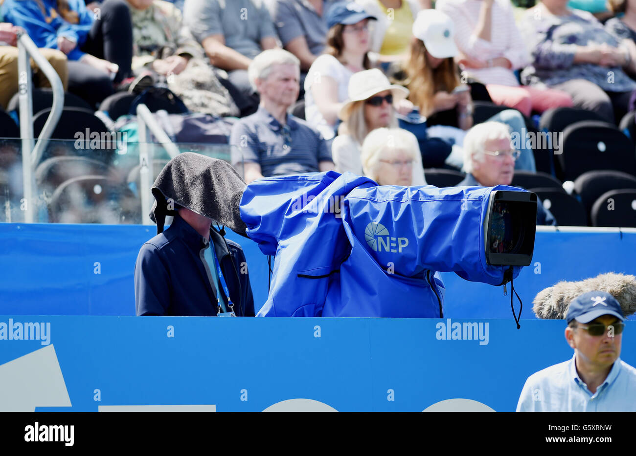 Tv cameraman hi-res stock photography and images - Alamy