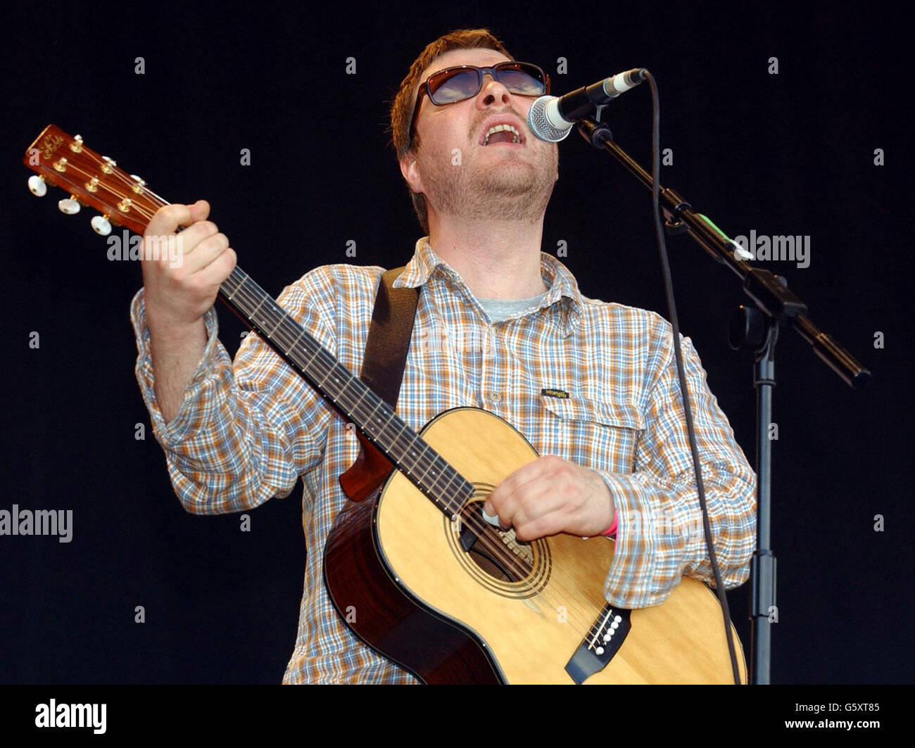 Doves jimi goodwin performing at glastonbury festival 2002 hi-res stock ...