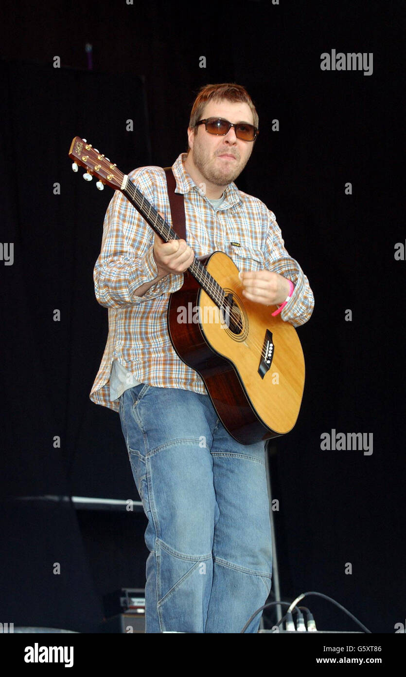 Doves jimi goodwin performing at glastonbury festival 2002 hi-res stock ...