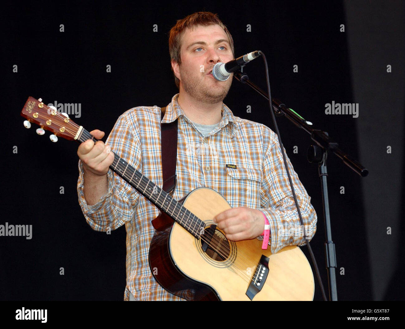 Doves jimi goodwin performing at glastonbury festival 2002 hi-res stock ...