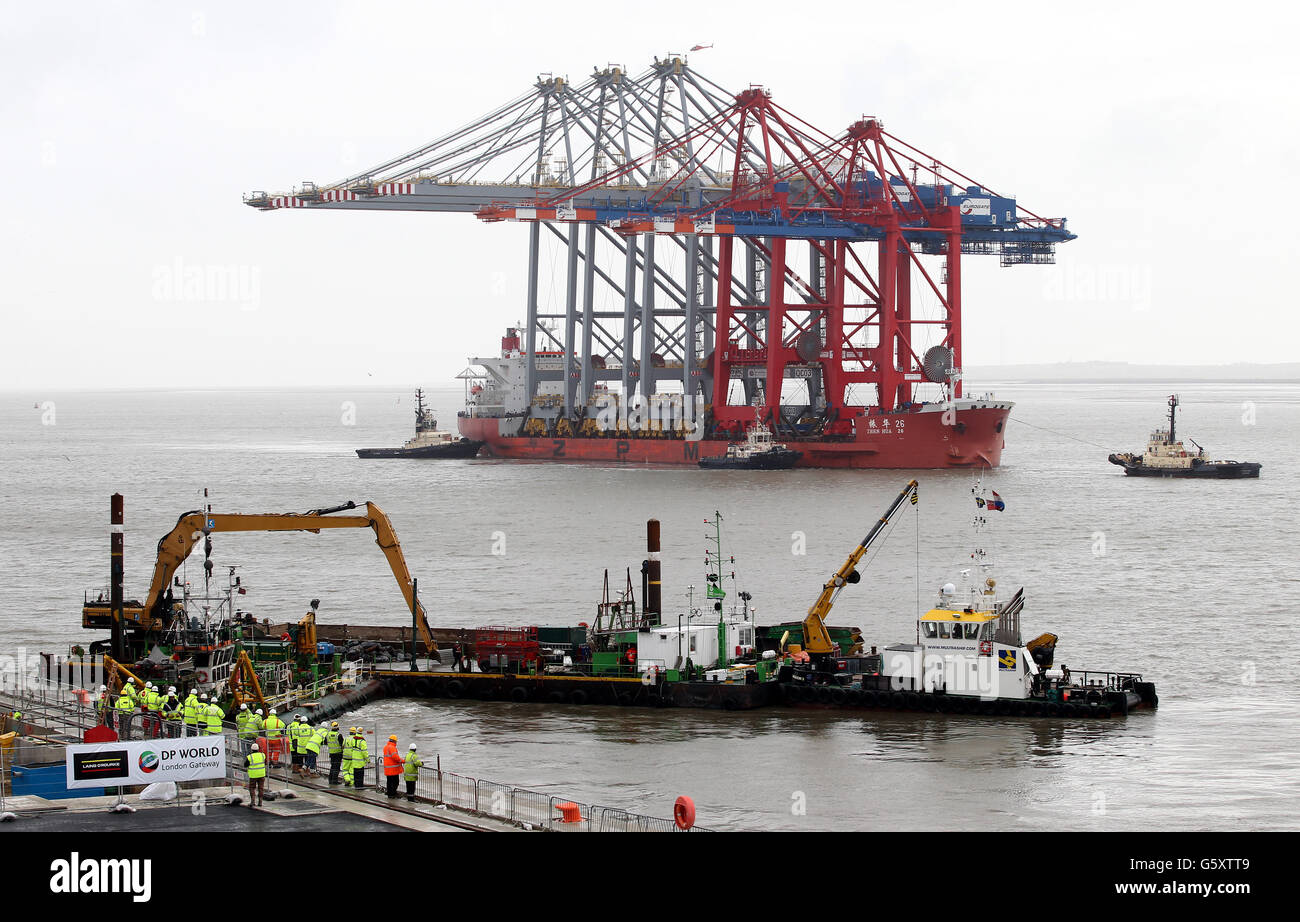 Giant cranes arrive at UK super-port Stock Photo - Alamy