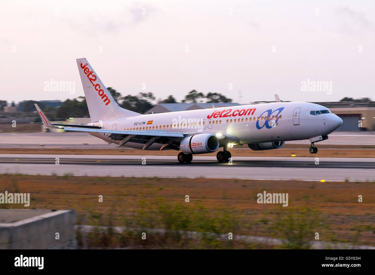 Air Europa (Jet2.com) Boeing 737-800 [EC-LTM] landing runway 13 after ...