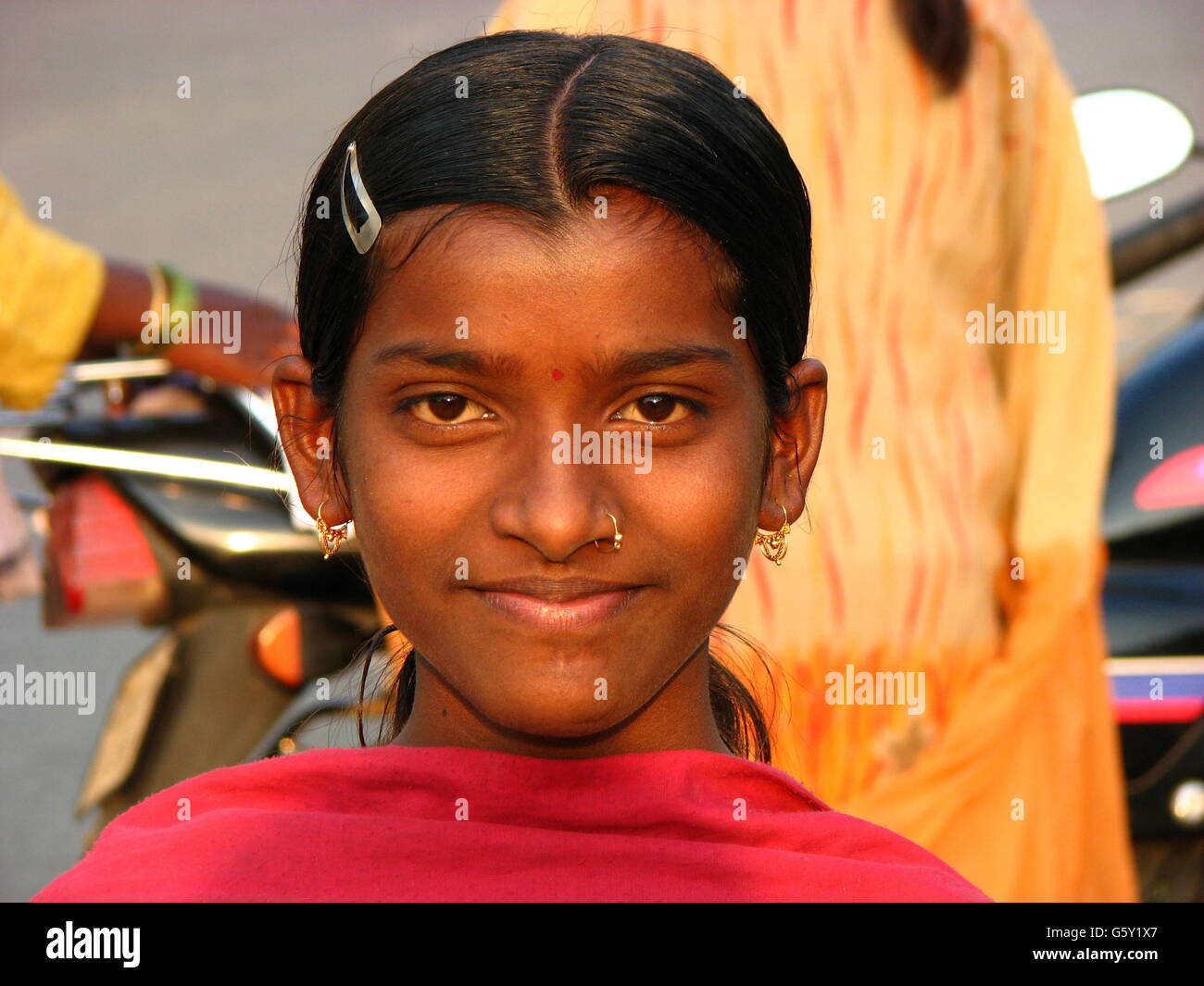 A poor smiling Indian girl Stock Photo - Alamy