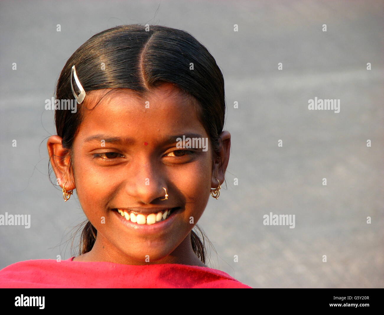 A poor smiling Indian girl Stock Photo - Alamy