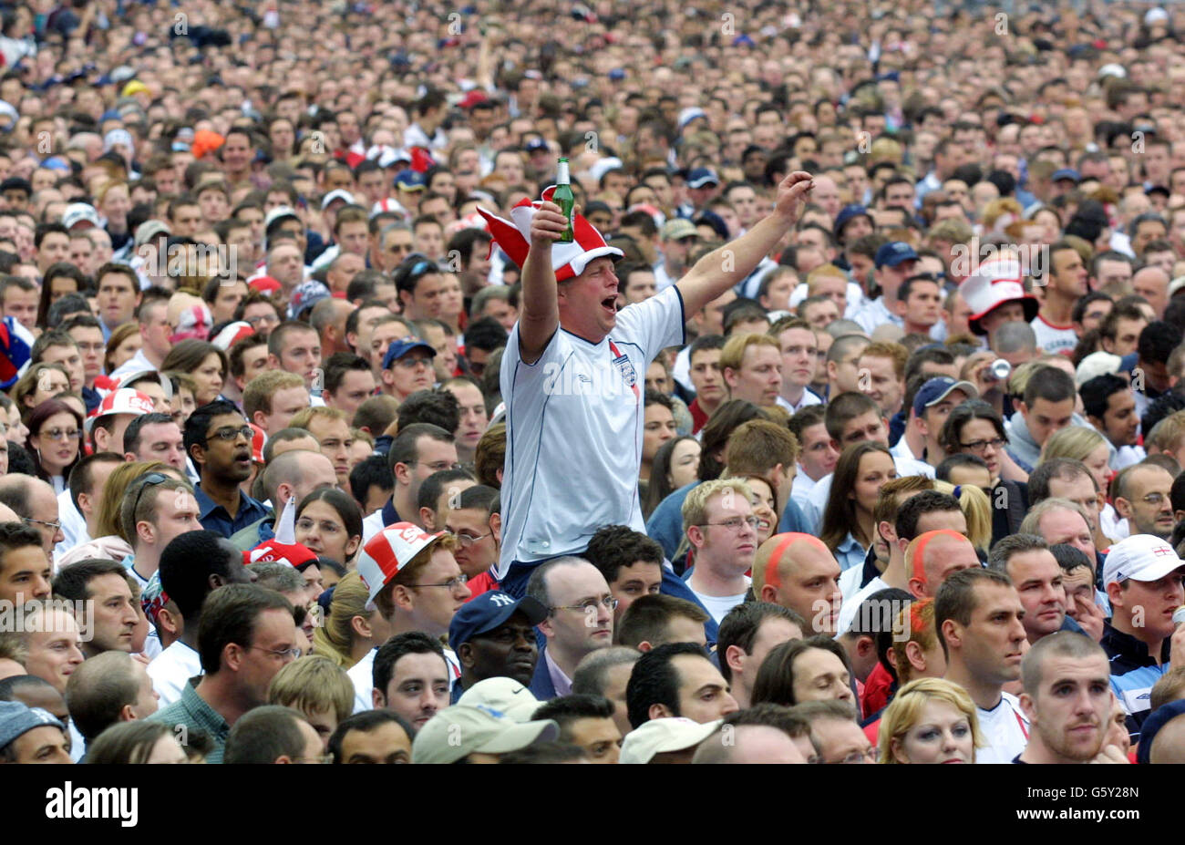 England Football Fans in Trafalgar Square Stock Photo - Alamy