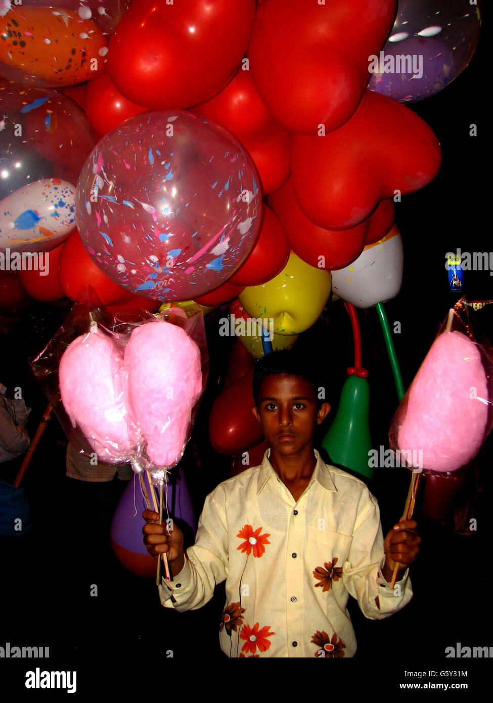 Poor balloon selling boy in India Stock Photo - Alamy