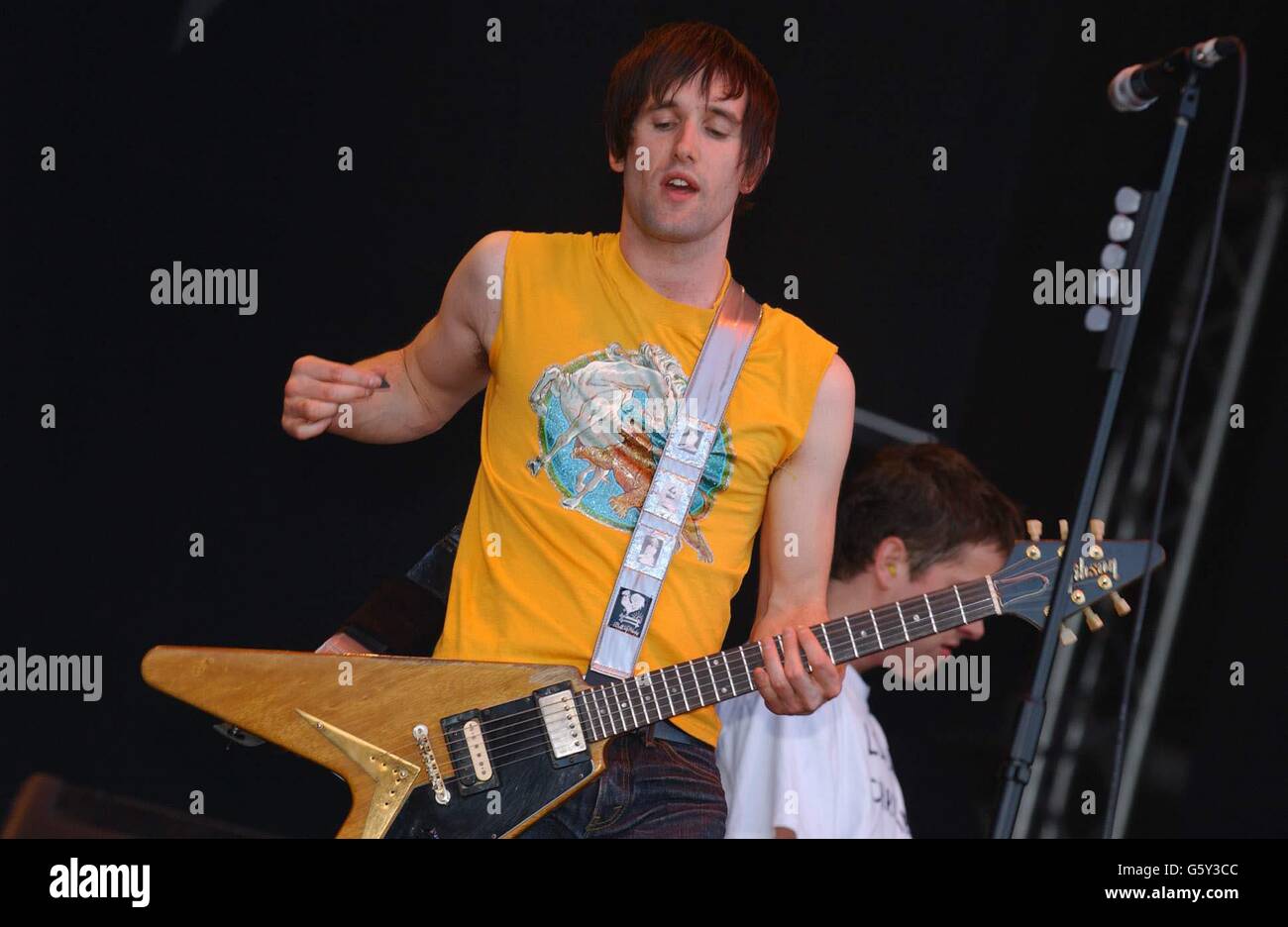 Glastonbury Festival 2002 - Tim Wheeler lead singer of Ash Stock Photo ...