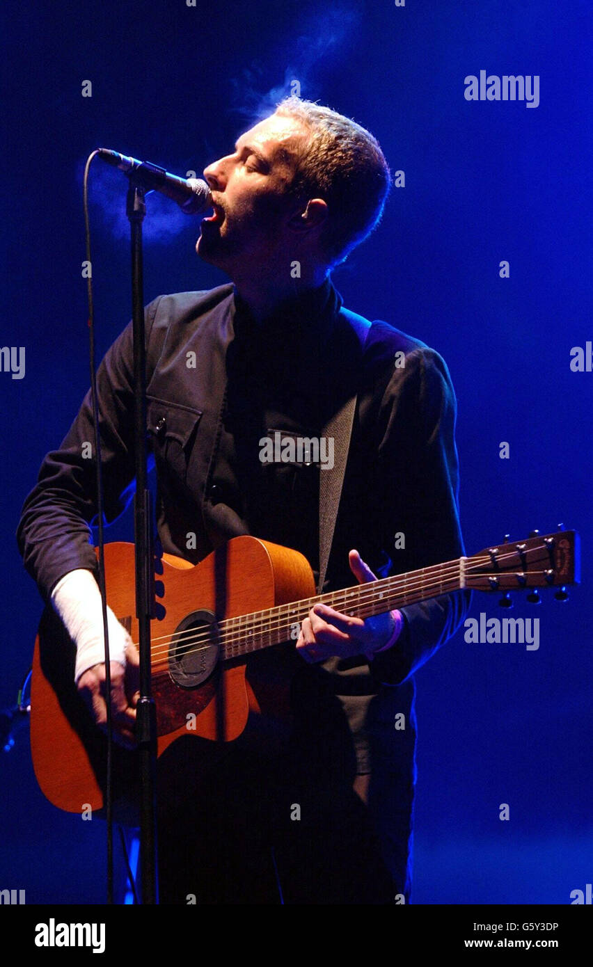 Coldplay glastonbury 2002 hi-res stock photography and images - Alamy